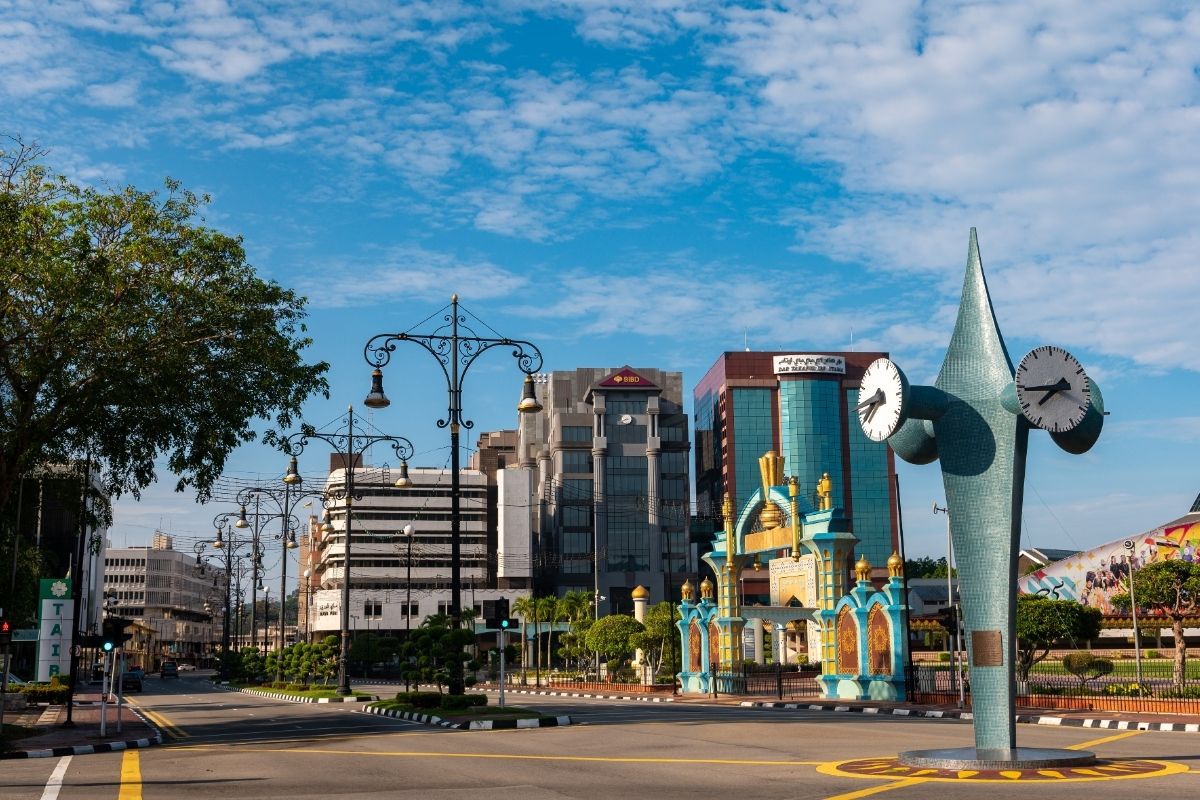 How to Hire and Pay Contractors in Brunei